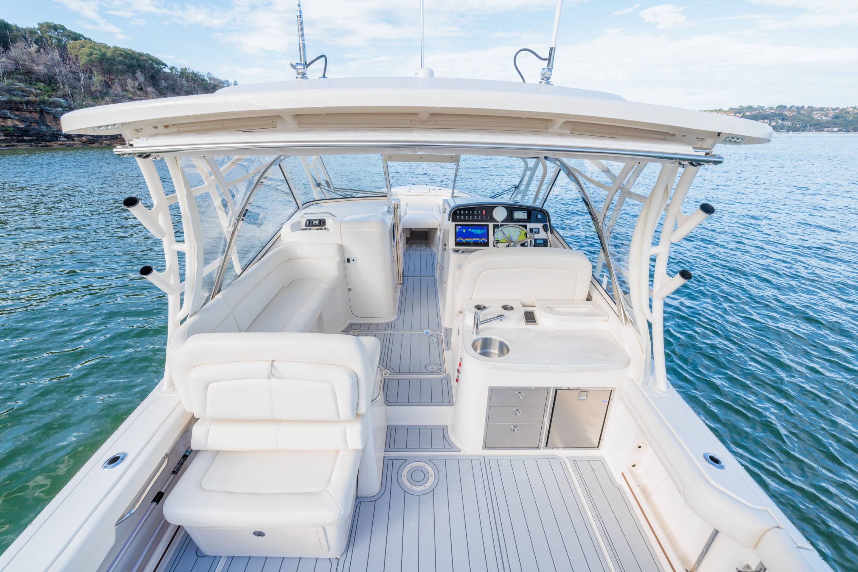 GRADY-WHITE FREEDOM 335 — Short Marine