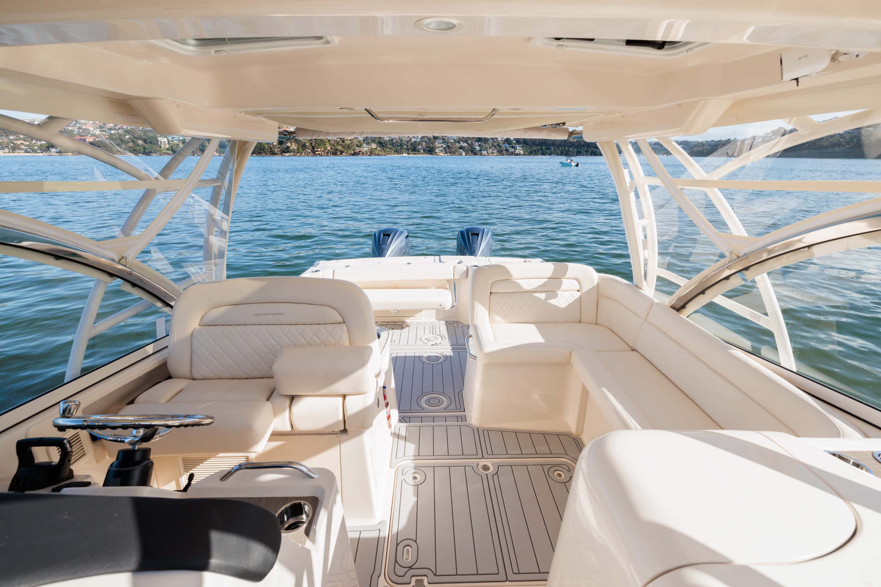 GRADY-WHITE FREEDOM 335 — Short Marine