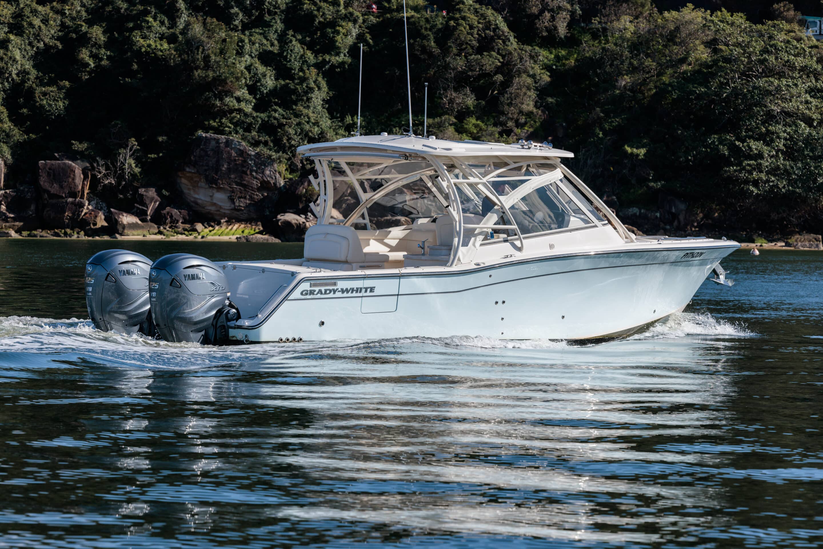 GRADY-WHITE FREEDOM 335 — Short Marine
